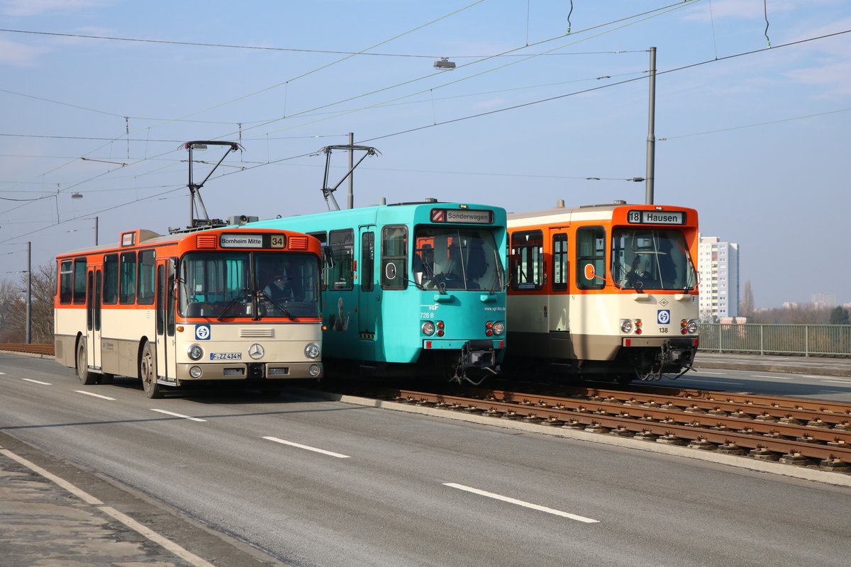 VGF Mercedes Benz O305, Düwag Pt Wagen 728 und 148 bei Frankfurt Hausen bei einer Sonderfahrt am ...