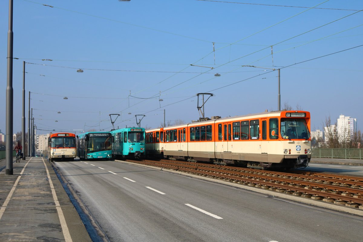 VGF Mercedes Benz O305, Solaris Urbino 12 Wagen 213, Düwag Pt Wagen 728 und 148 bei Frankfurt ...