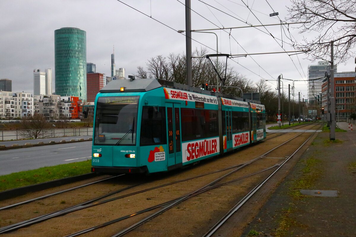 VGF Straßenbahn Frankfurt am Main Düwag R-Wagen 013 am 21.12.24 - Bahnbilder.de