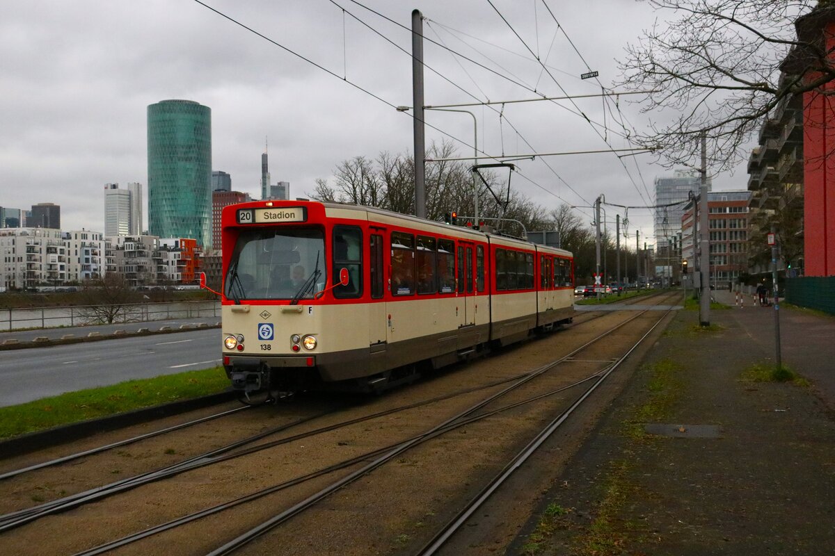 VGF Straßenbahn Frankfurt am Main Düwag Pt-Wagen 749 und 7xx am 23.09.24 auf der Linie 20 ...