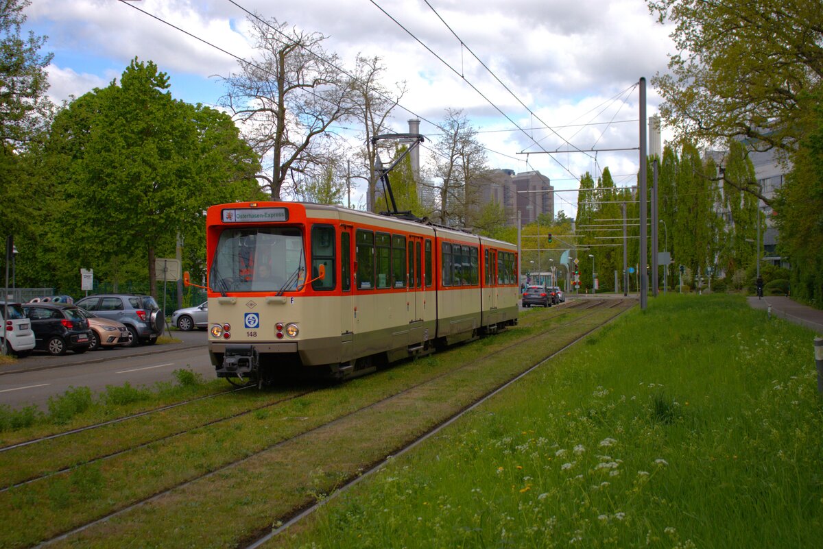VGF Straßenbahn Frankfurt am Main Düwag Pt-Wagen 148 als Osterhasenexpress am 19.04.25 in der ...