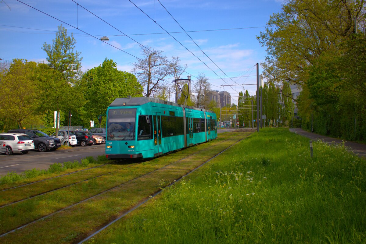 VGF Straßenbahn Frankfurt am Main Düwag R-Wagen 023 am 19.04.25 in der nähe der Uniklinik ...
