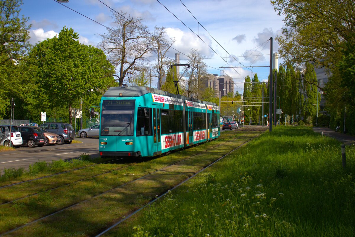 VGF Straßenbahn Frankfurt am Main Düwag R-Wagen 013 am 19.04.25 in der nähe der Uniklinik ...