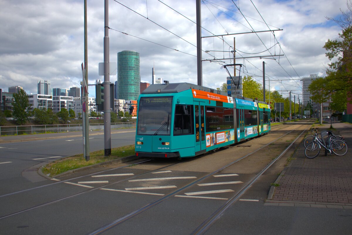 VGF Straßenbahn Frankfurt am Main Düwag R-Wagen 027 am 19.04.25 an der Uniklinik - Bahnbilder.de
