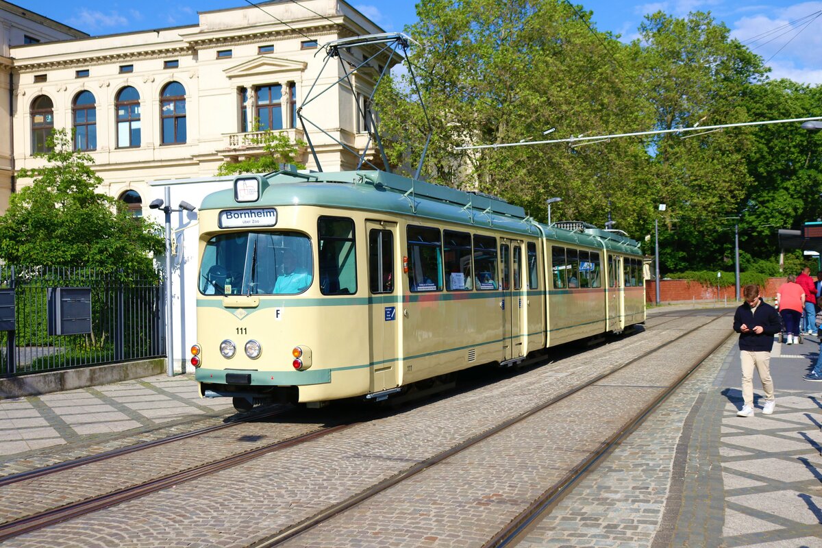 VGF Straßenbahn Frankfurt Düwag O-Wagen 111 am 18.05.23 in Frankfurt zum Paulskirchenfest ...