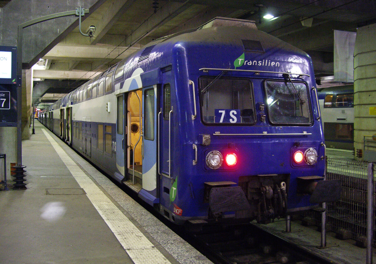 Voiture de banlieue à deux niveaux VB 2N, Wagen 7S, Transilien, Gare de Paris-Montparnasse ...