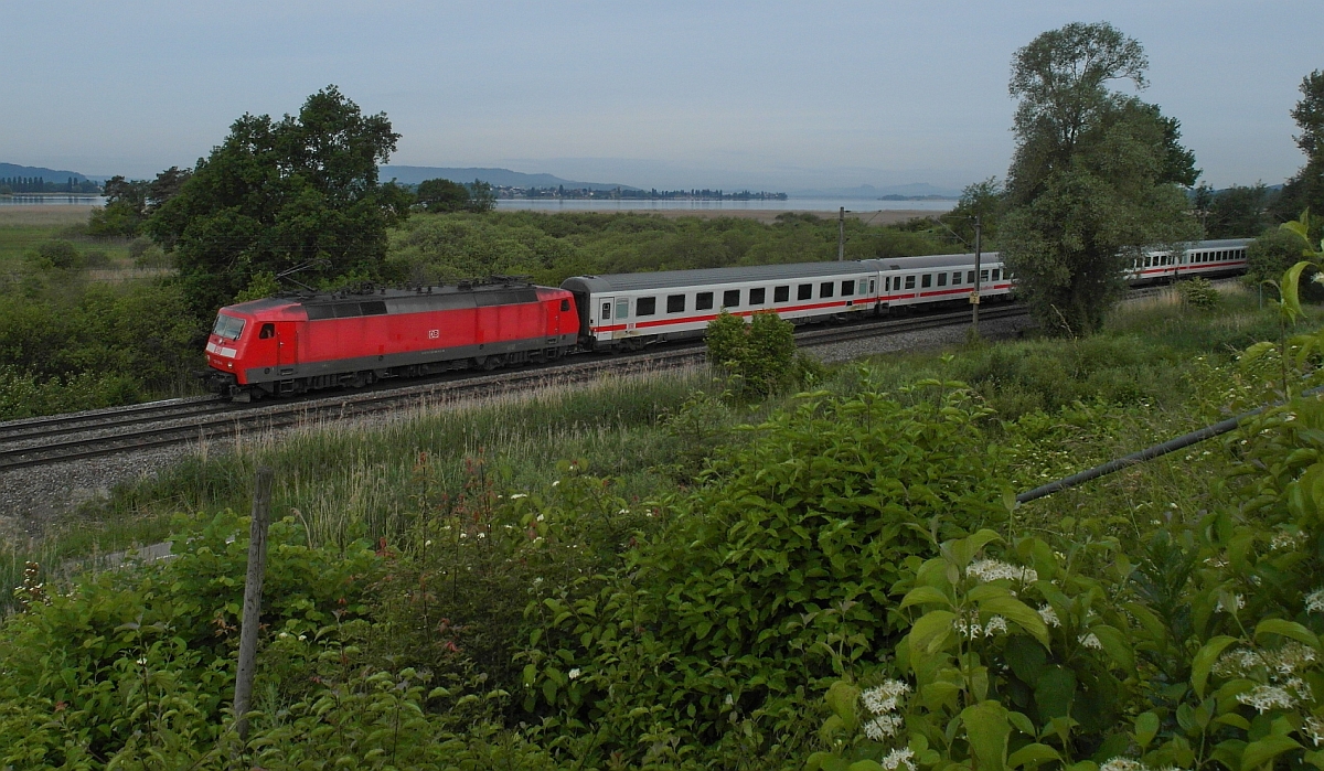 Von der Abstellung in Singen kommend zieht 120 130-0 die IC-Wagen zur Bereitstellung nach ...