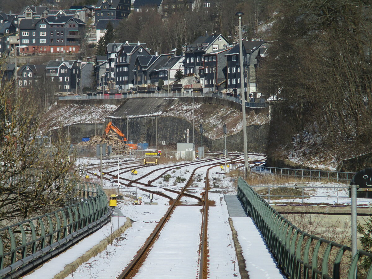 Von einem Überweg lässt sich der Einfahrbereich,aus Richtung Ernsthal,in den Bahnhof Lauscha ...