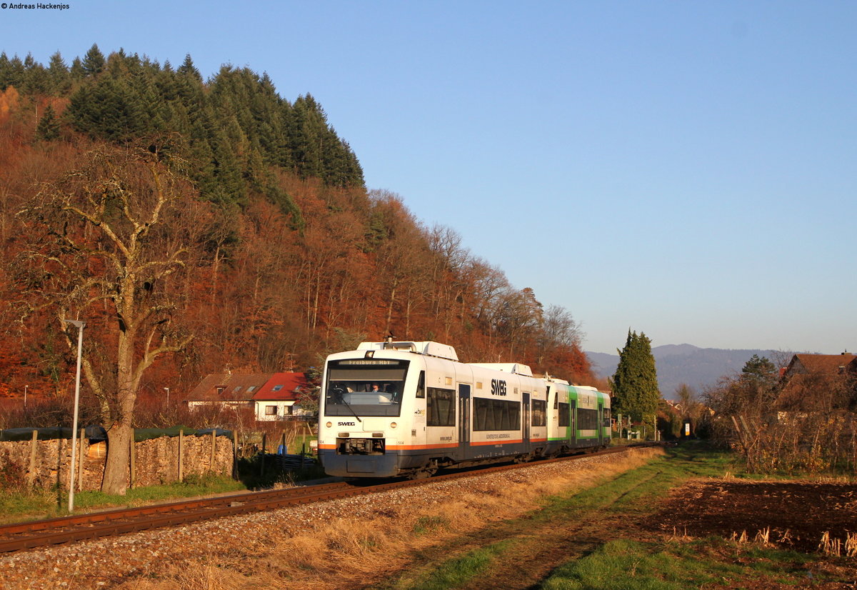 VT 504 und VT 021 als SWE88467 (Waldkirch-Freiburg(Brsg)Hbf) bei Batzenhäusle 5.12.19 ...