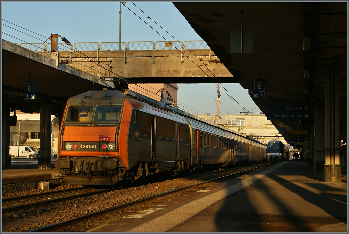 Während die Sonne schon sehr tiefer steht, schiebt die SNCF 26150 ihren TER 200 von Strasbourg ...