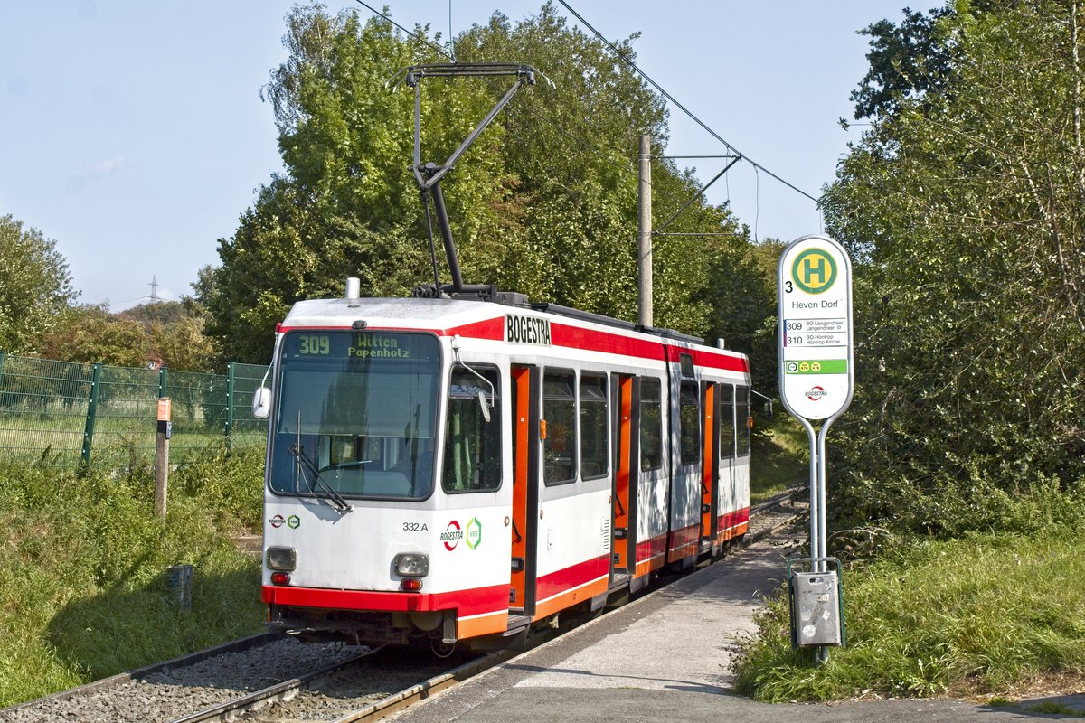 Wagen 332 (DÜWAG M6S) am 12.09.2020 in Heven Dorf kurz vor der Abfahrt auf der damals schon bis ...