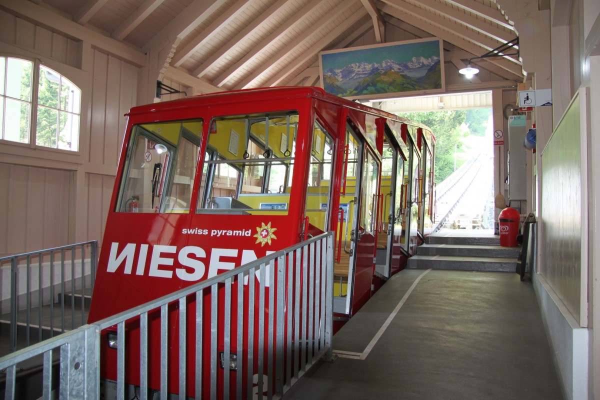 Wagen der Niesenbahn in der Talstation(1910)in Mülenen/BE - Bahnbilder.de
