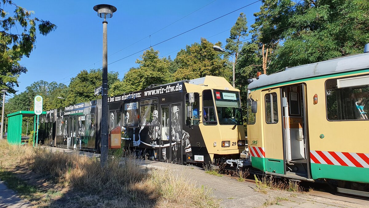 Werkstattwagen A95 (ex 42; Typ DUEWAG GT6) schleppt gleich den liegengebliebenen Wagen 29 (Typ ...