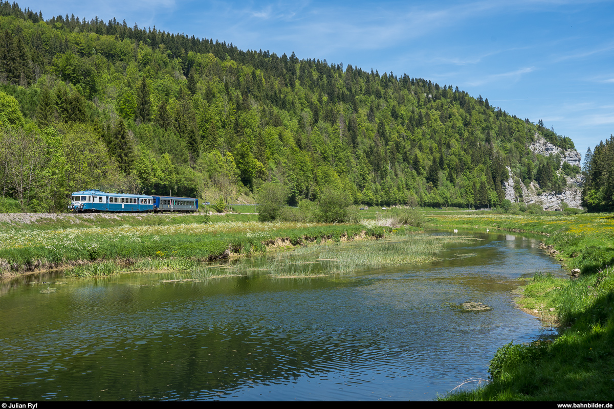 X2816 der Association l'autorail X2800 du Haut-Doubs am 1. Juni 2019 zwischen Morteau und Gilley ...