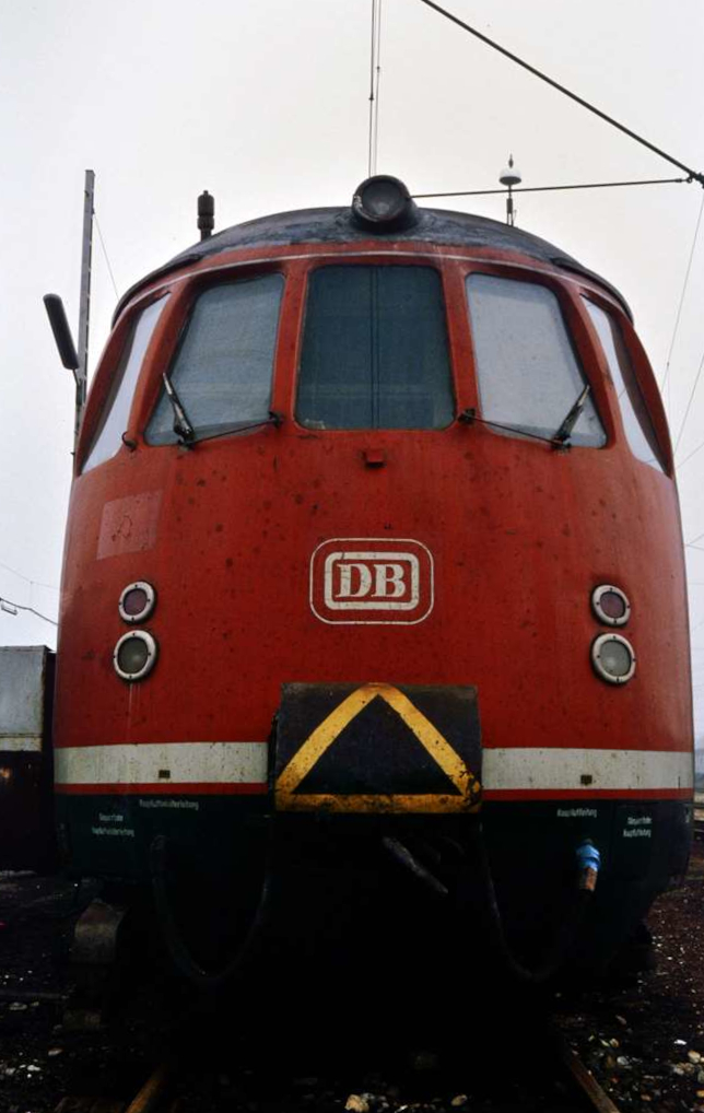 Zug der DB-Baureihe 456 (ET 56) vor dem Bw Heidelberg (DB), 16.05.1985 - Bahnbilder.de