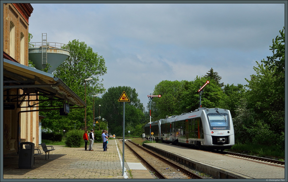 Zwei Abellio-Lint-Züge (u.a. 1648 434) fahren am 25.05.2019 als RE 10 aus dem Bahnhof ...