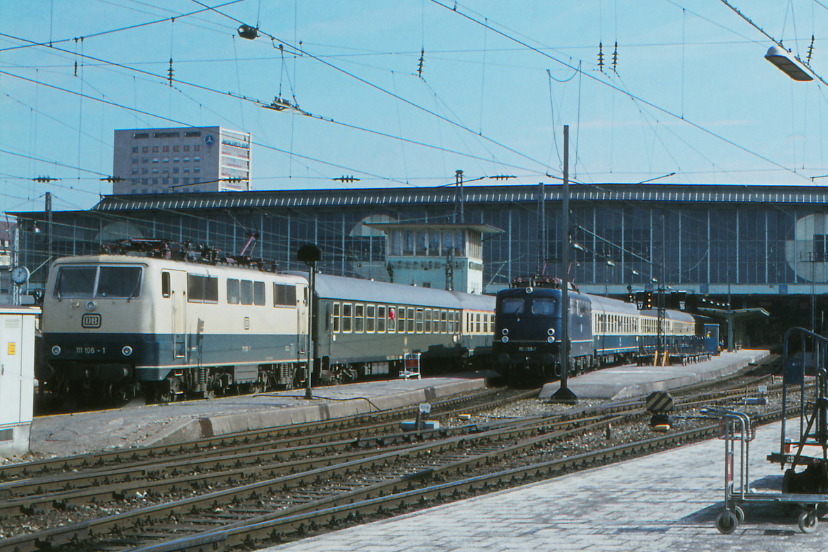 Zwei Schnellzüge nach Norddeutschland stehen bereit zur Abfahrt im Münchner Hbf - Bahnbilder.de