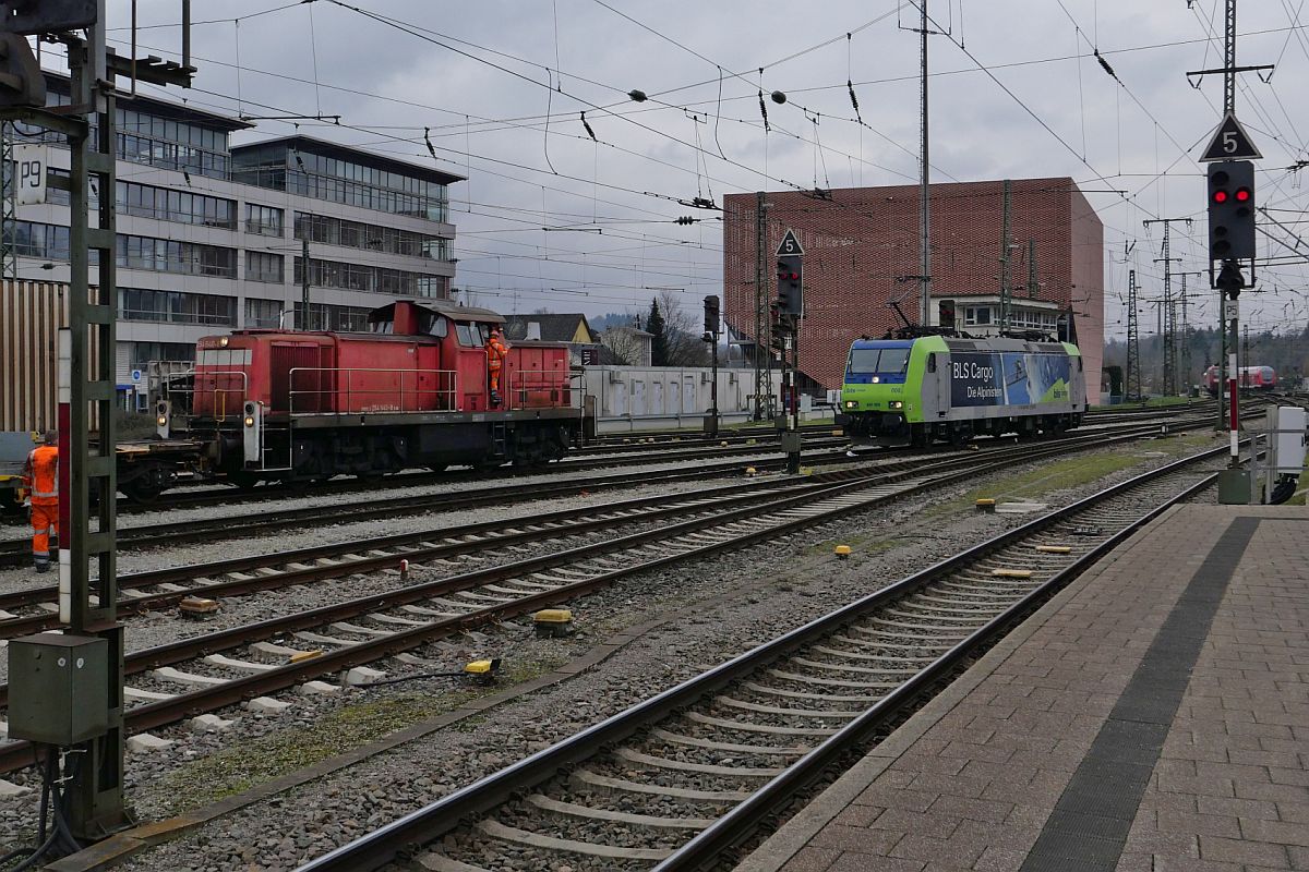 Optische Täuschung - Das Stellwerk von Singen (Hohentwiel) wurde nicht in die Aussenfassade des ...