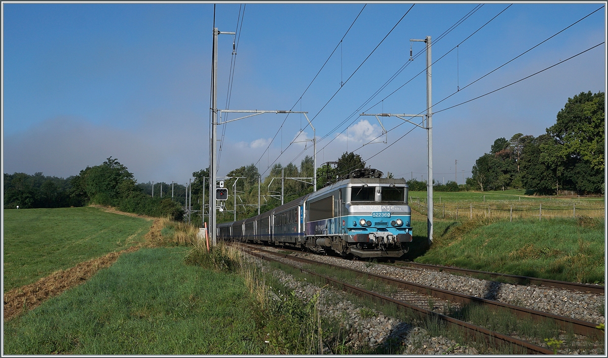 Zwischen Russin und Satigny ist die SNCF BB 223602 mit ihrem TER von Lyon nach Genève unterwegs ...