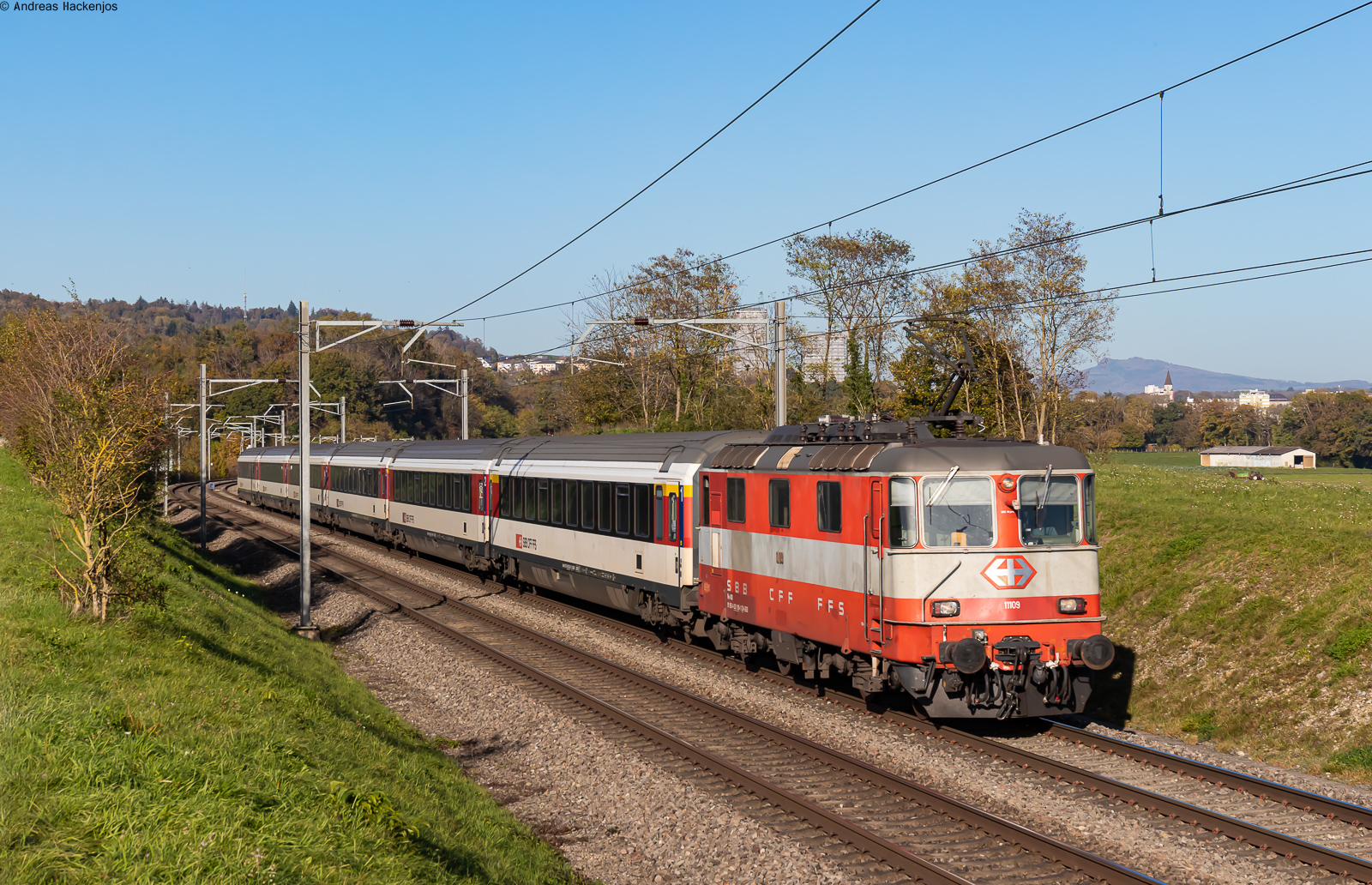 11109 mit dem IC 487 (Singen(Hohentwiel) – Zürich HB) bei Jestetten 27.10.22 - Bahnbilder.de