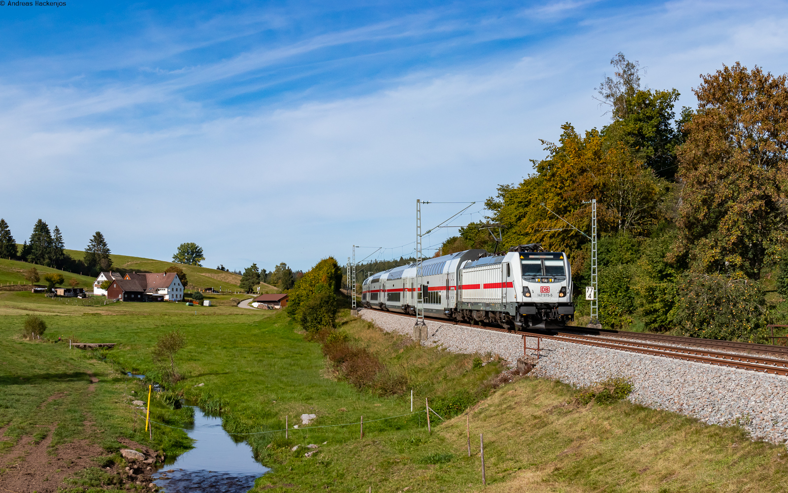 147 575 mit dem IC 2005 "Schwarzwald" (Emden Hbf - Konstanz) bei Stockburg 6.10.23 - Bahnbilder.de