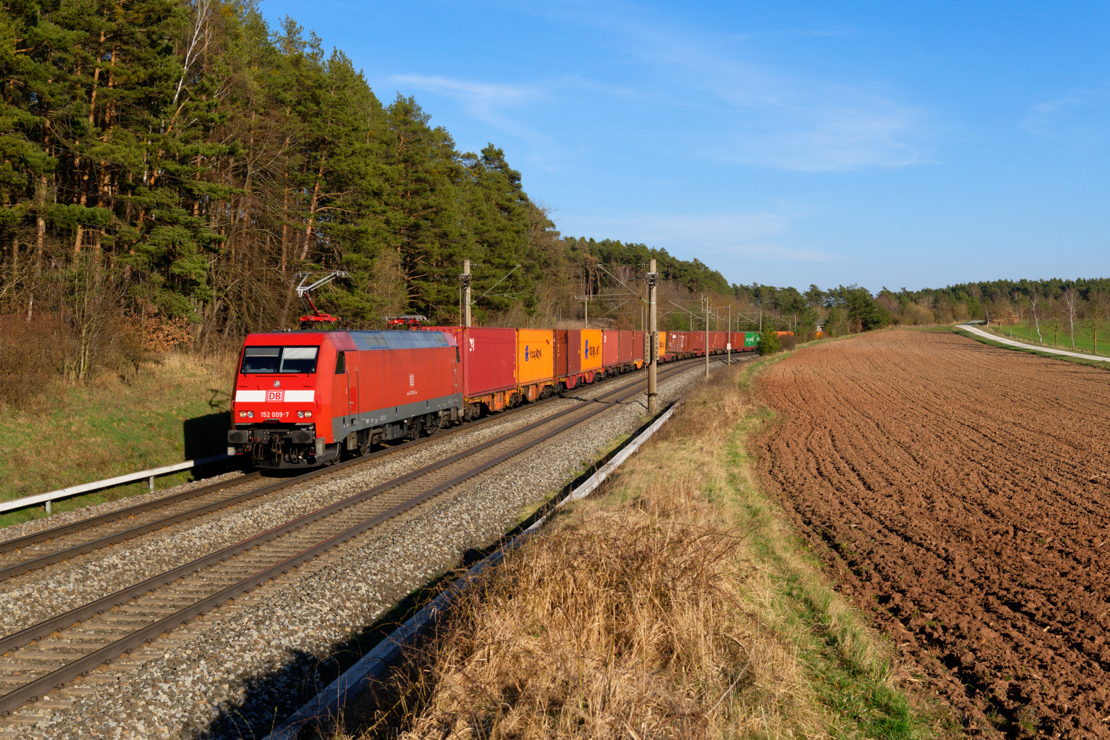 152 009 DB Cargo mit einem Containerzug bei Hagenbüchach Richtung Würzburg, 30.03.2021 ...