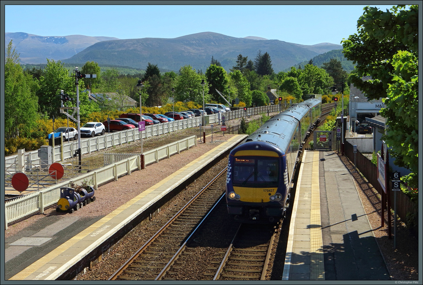 Der ScotRail-Triebwagen 170 431 fährt am 15.05.2025 durch den südlich ...