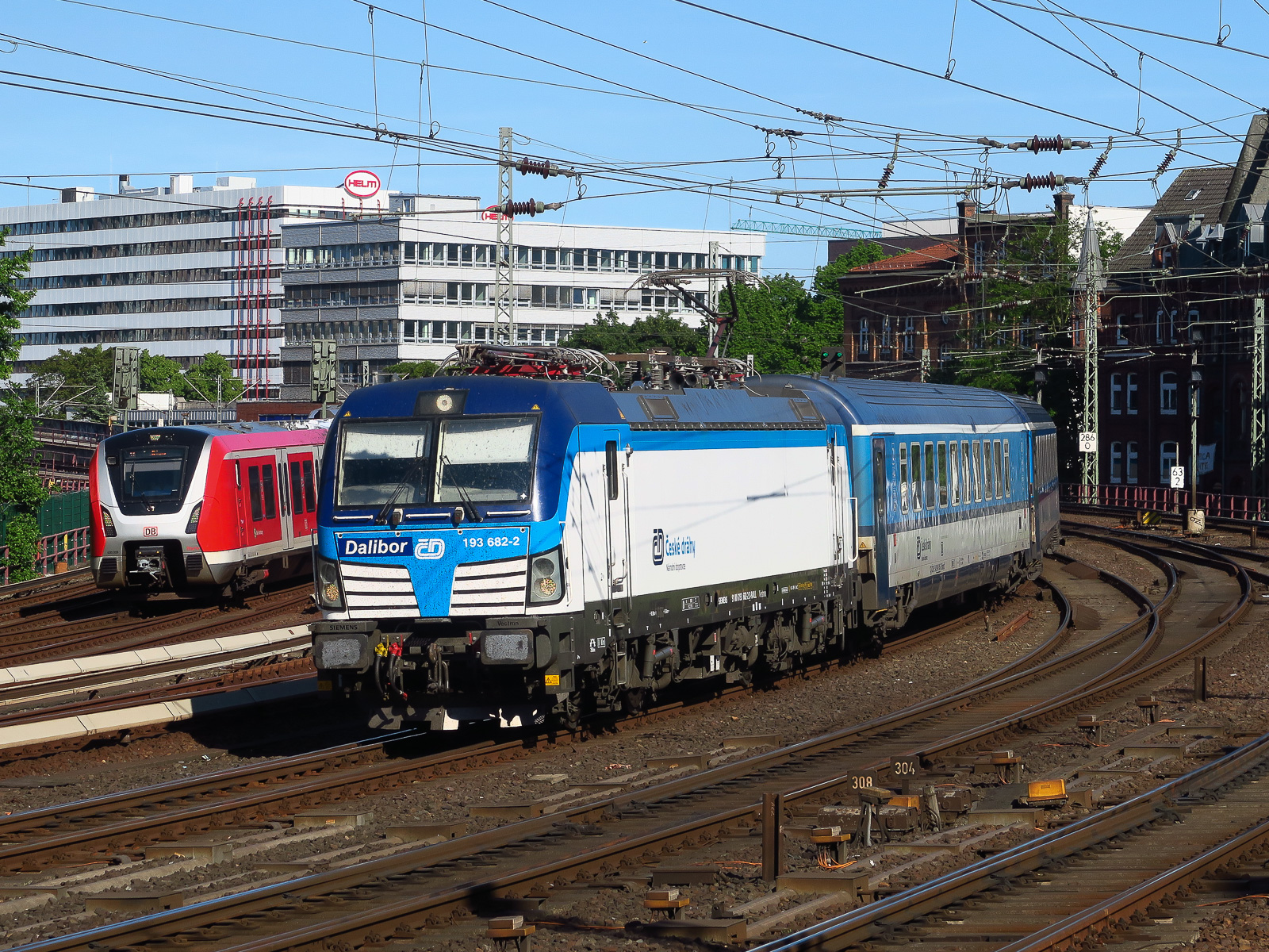 ČD - České dráhy a.s., Praha [CZ] mit der "193 682-2" [NVR-Nummer: 91 80 6193 682-2 D-RAILL] in ...