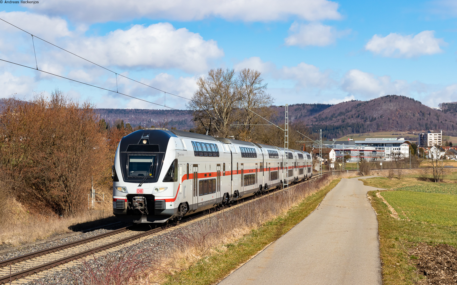 IC 2925 /RE 52385 (Stuttgart Hbf - Singen (Htw)) mit Schublok 101 114-7 bei Tuttlingen 15.3.23 ...