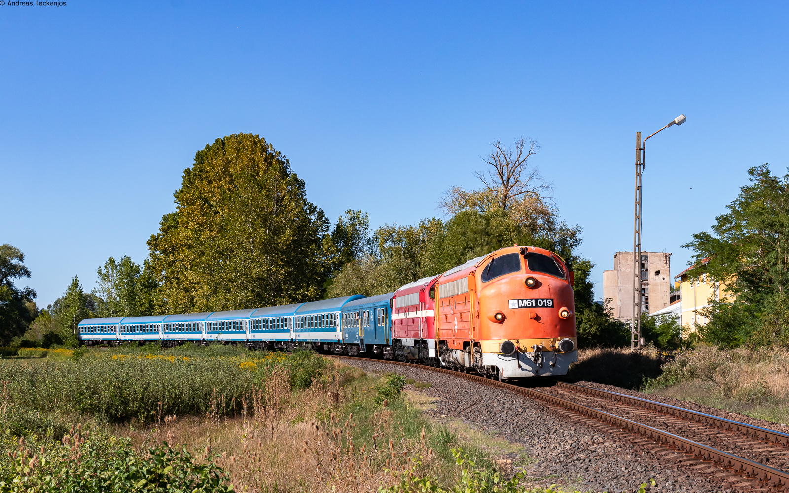 618 019 und 618 001 mit dem Ex 1973 "Csabai Tekergő" (Tapolca - Békéscsaba) bei Nemesgulács ...