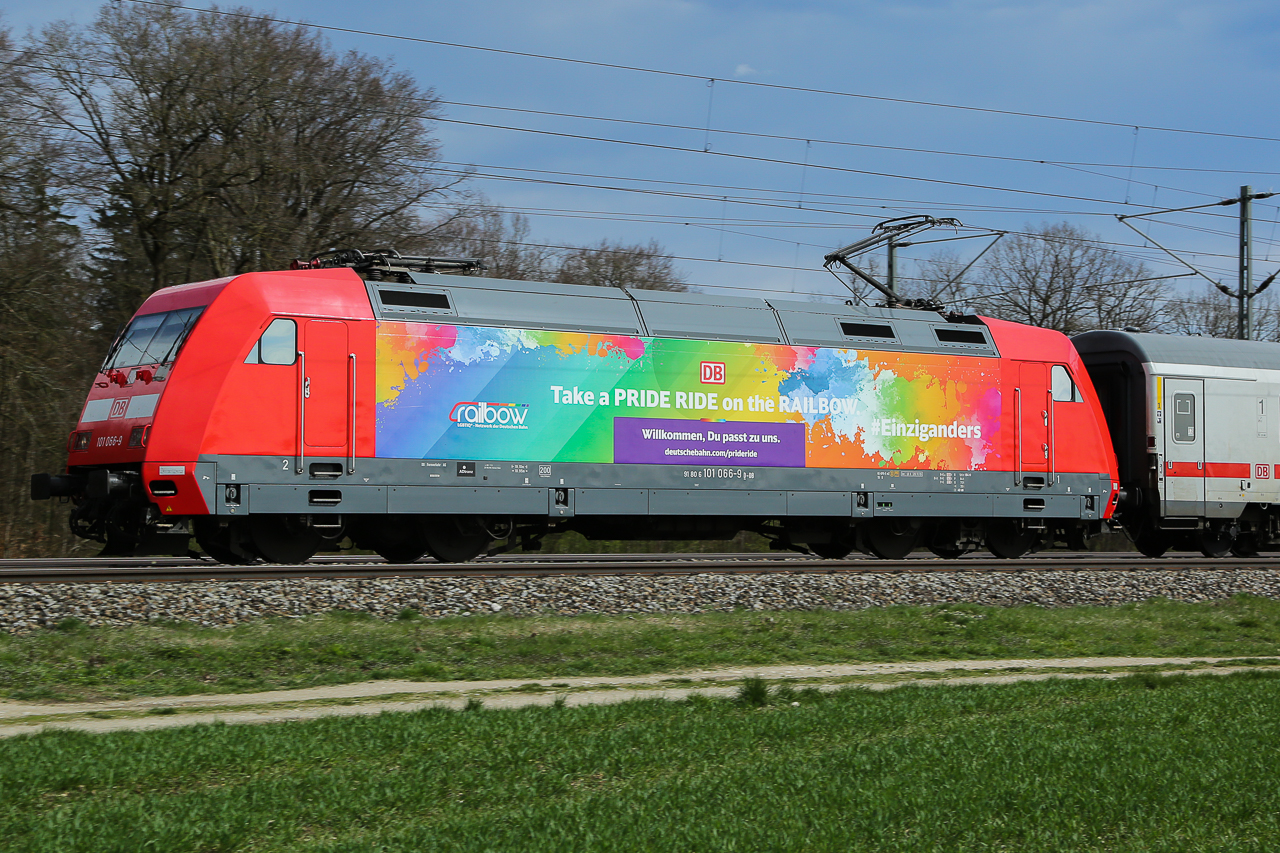 101 001 "fair feels good" am 16.04.2005 in Karlsruhe Hbf - Bahnbilder.de