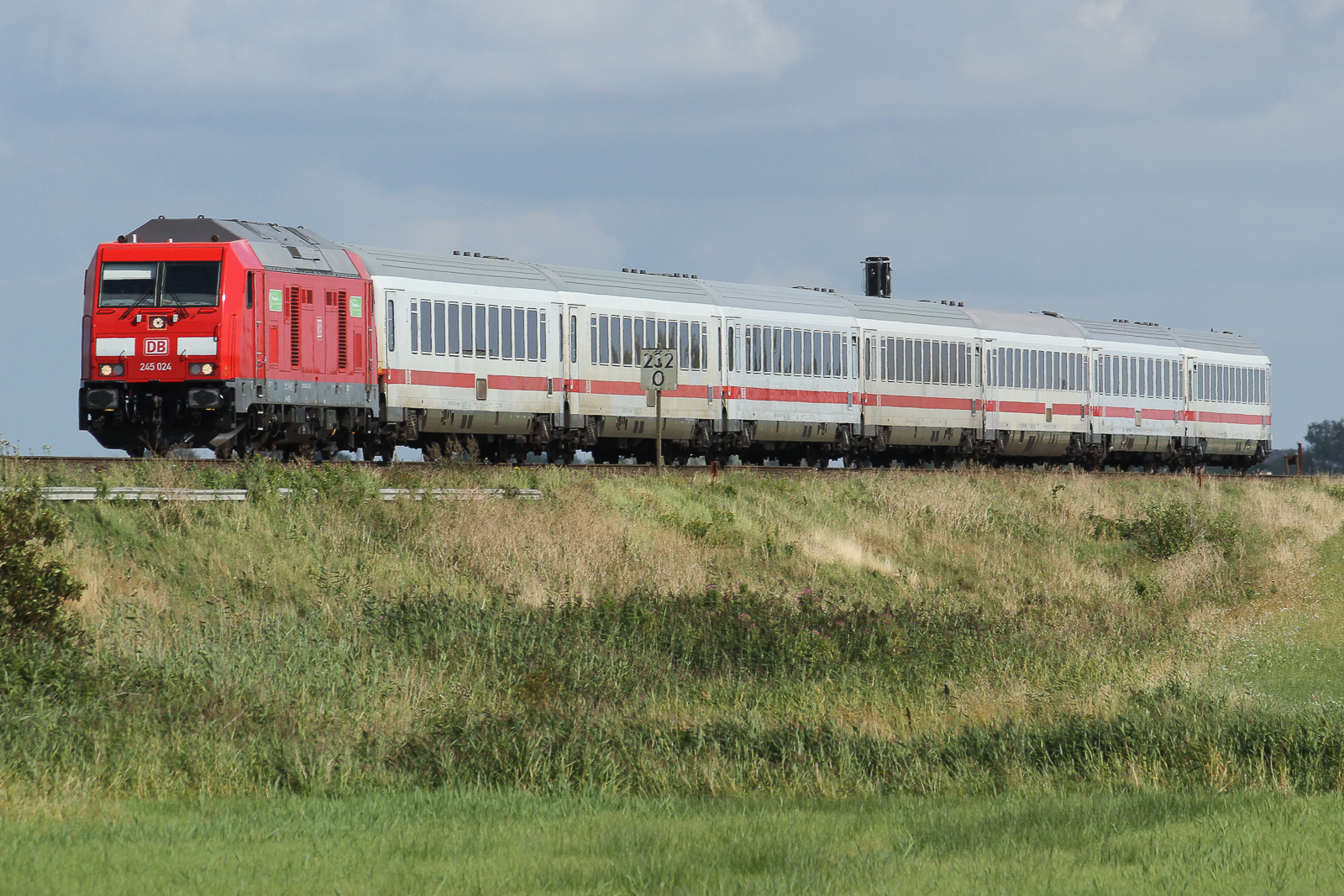 DB 245 024 fährt mit einem IC nach Westerland am 28.7.24. - Bahnbilder.de