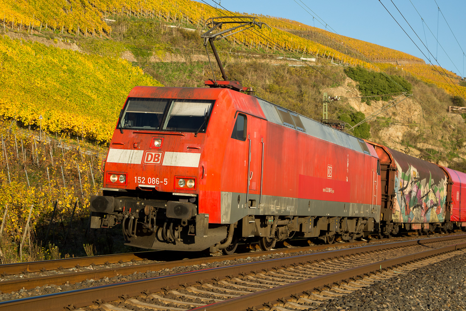 DB Cargo AG [D] mit der Doppeltraktion "152 086-5" [NVR-Nummer: 91 80 6152 086-5 D-DB] am 4.11. ...