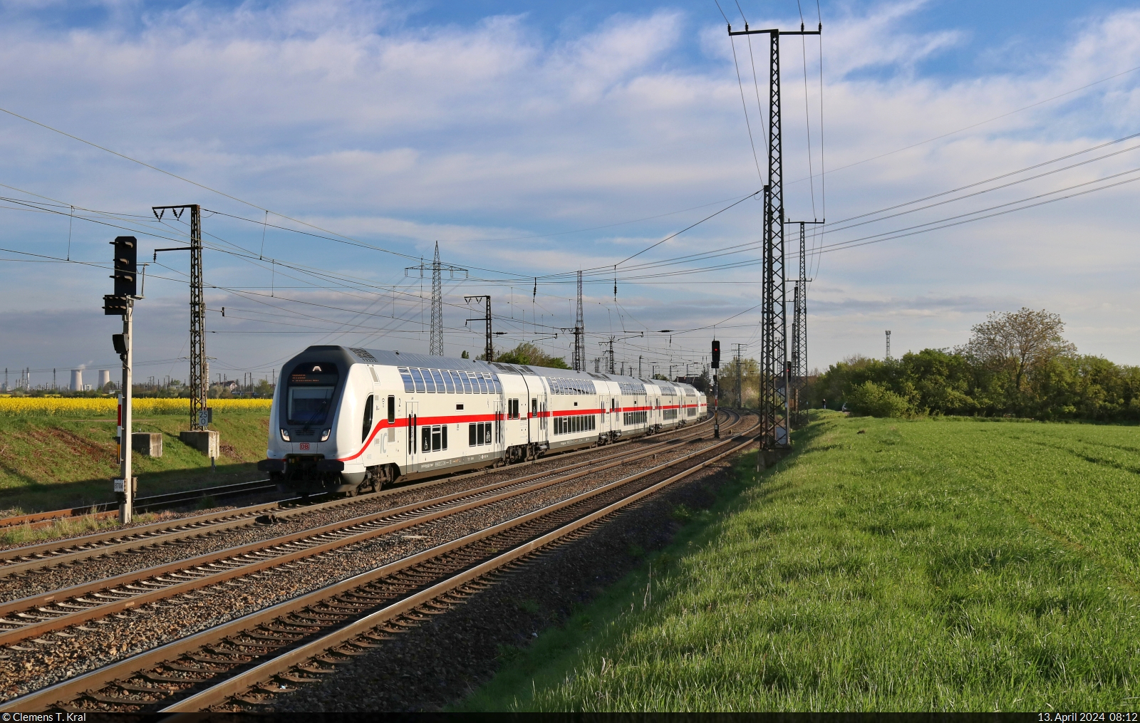 DBpbzfa 50 80 86-81 913-5 als IC 2238(Leipzig-Warnemünde)bei der Durchfahrt in Warnemünde-Werft ...