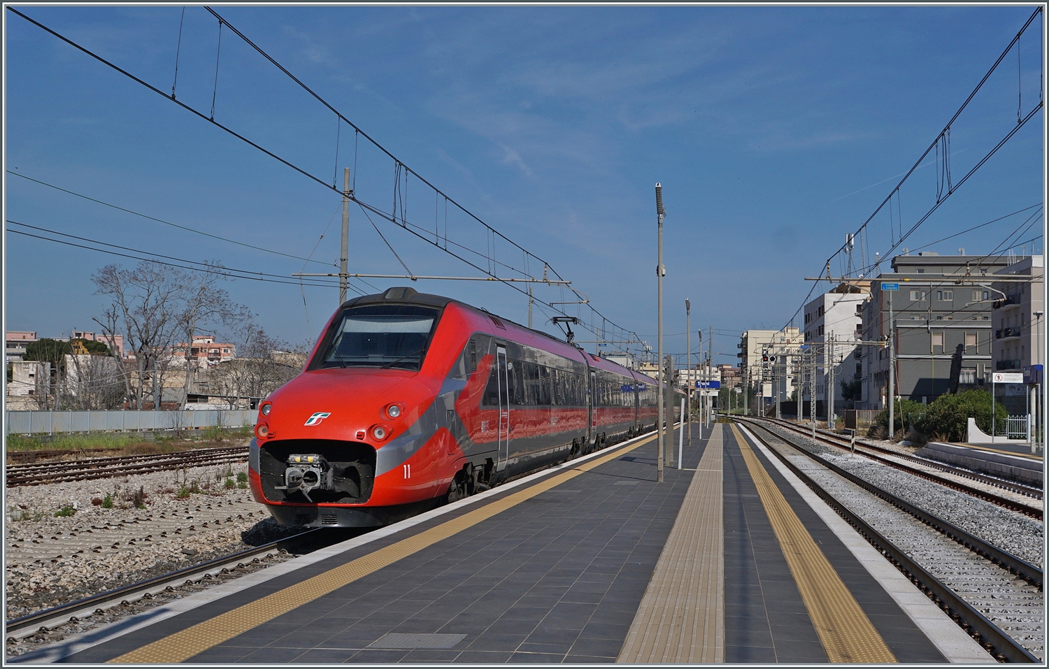 Der FS Trenitalia ETR 700 011 (ex Fyra) ist als Frecciarossa 8816 von Lecce nach Venezia S ...