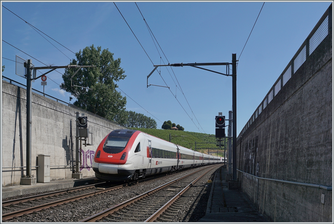 Der IC5 1521, bestehend aus den beiden SBB ICN RABDe 500 023"Charles Ferdinand Ramuz" (Spitze ...