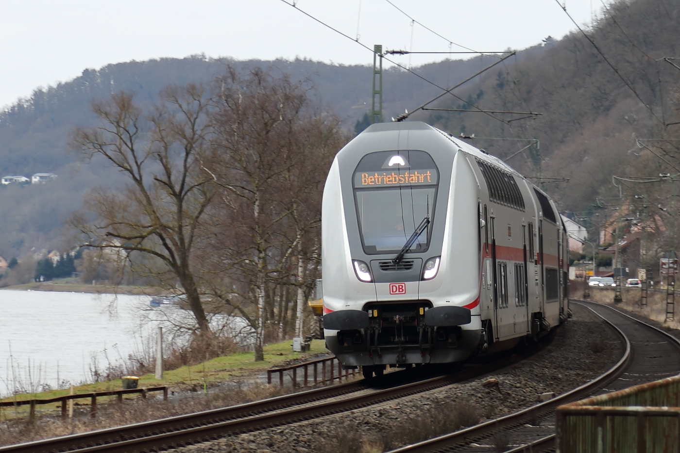 Ein ICE T ist hier in Oberwesel am 27.06.2024 um 15.28 Uhr in Richtung Koblenz unterwegs ...