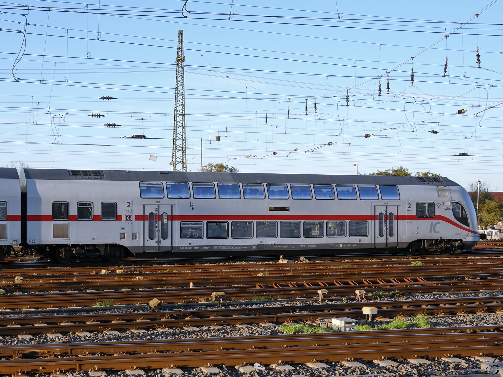 Hier zu sehen der IC2-Steuerwagen 50 80 86-81 895-4 DBpbzfa - Bahnbilder.de
