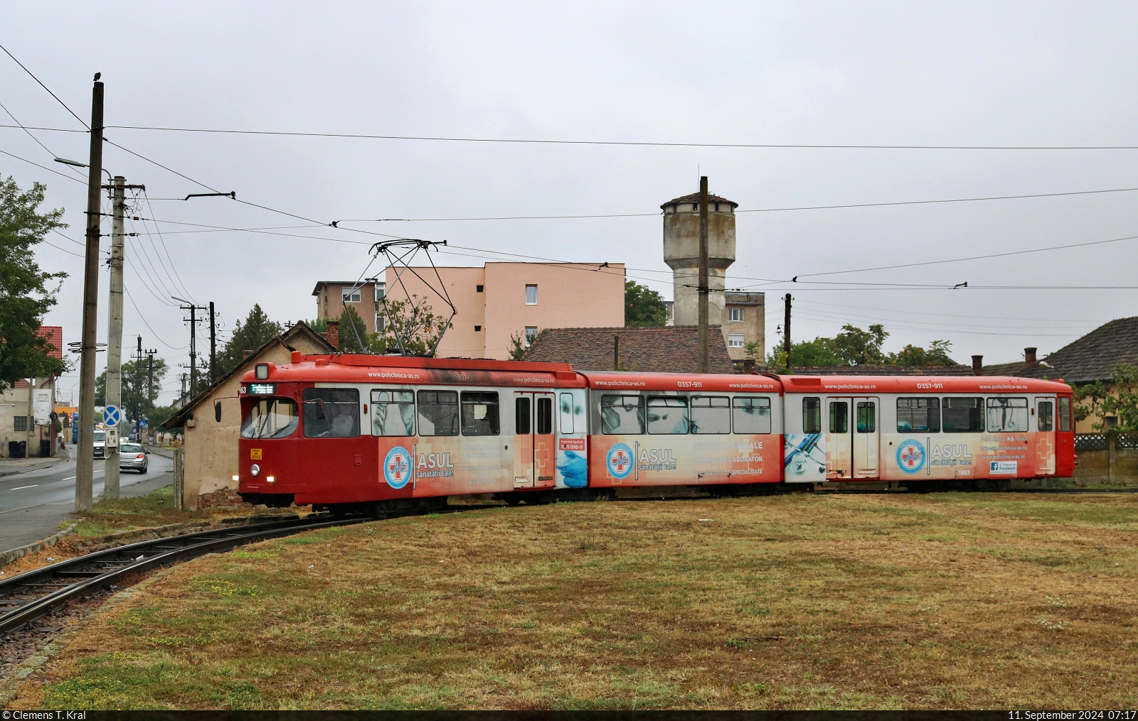 In der Wendeschleife am Bahnhof Aradul Nou (RO) bricht Duewag GT 8, Wagen 1863, zu einer neuen ...