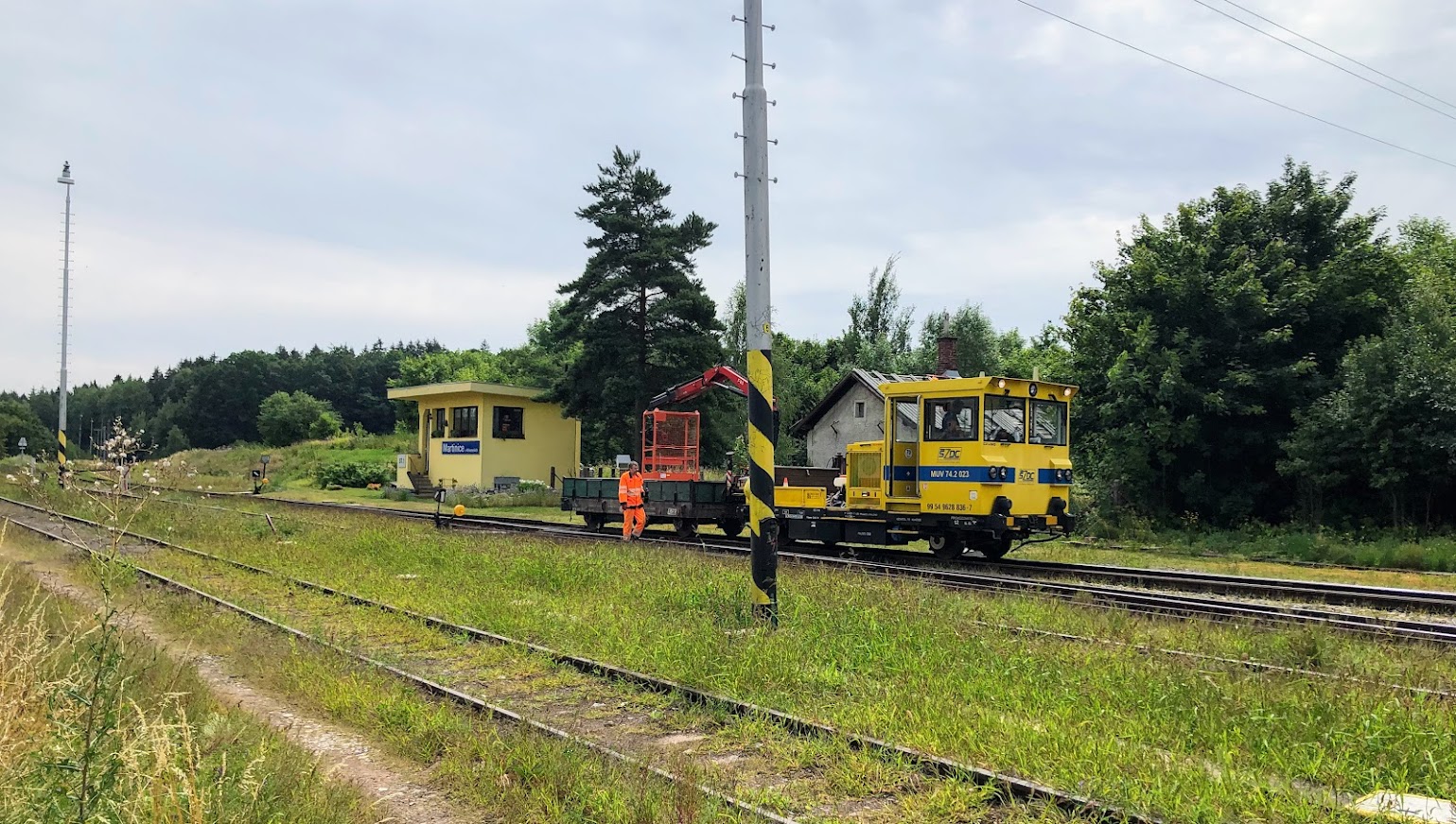 Ein MUV mit Kran fährt in den Bahnhof Vimperk ein - Bahnbilder.de