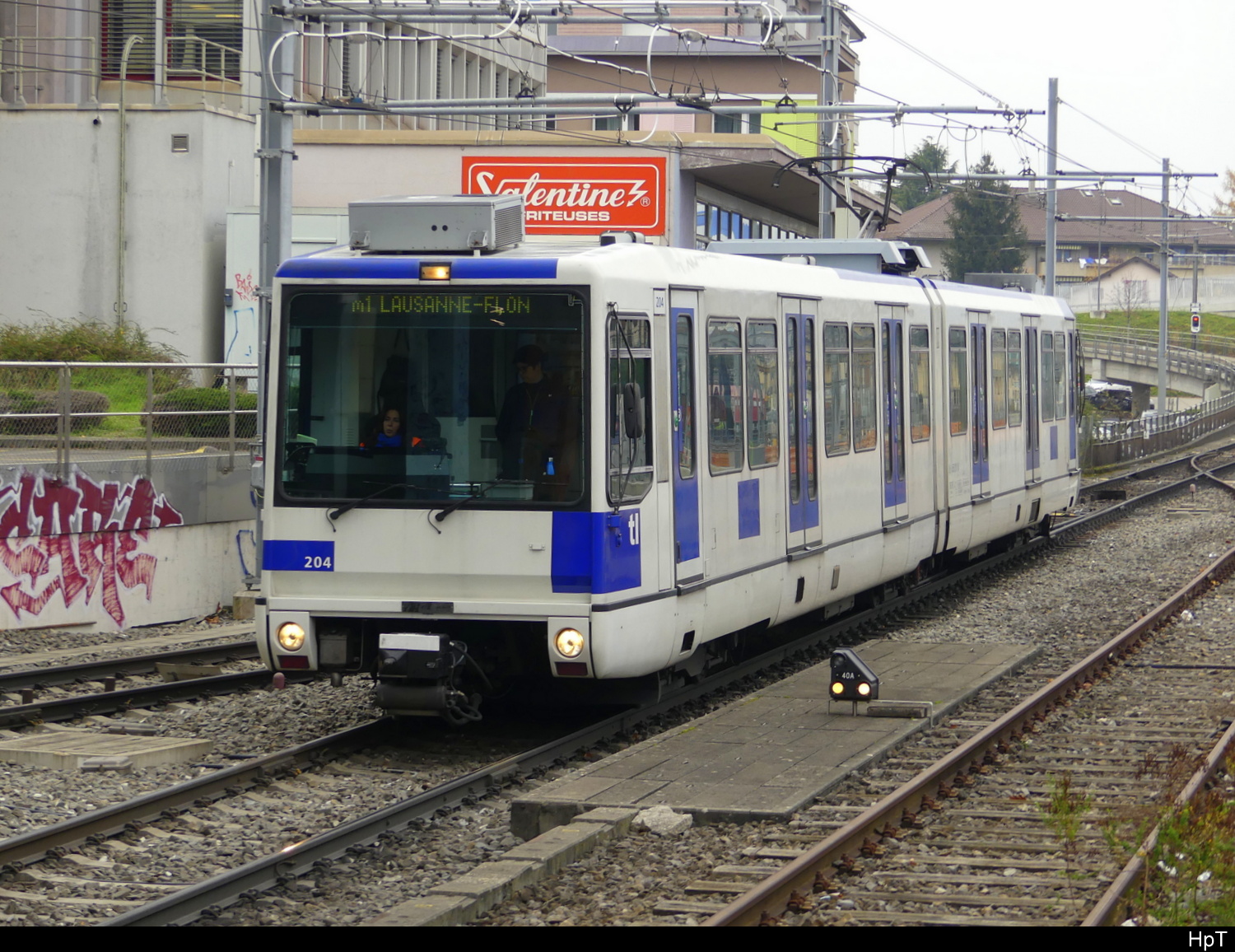 tl M1 - Triebwagen Be 4/9 558 204-4 bei der einfahrt in den Bahnhof Renens am 2024.11.30 ...