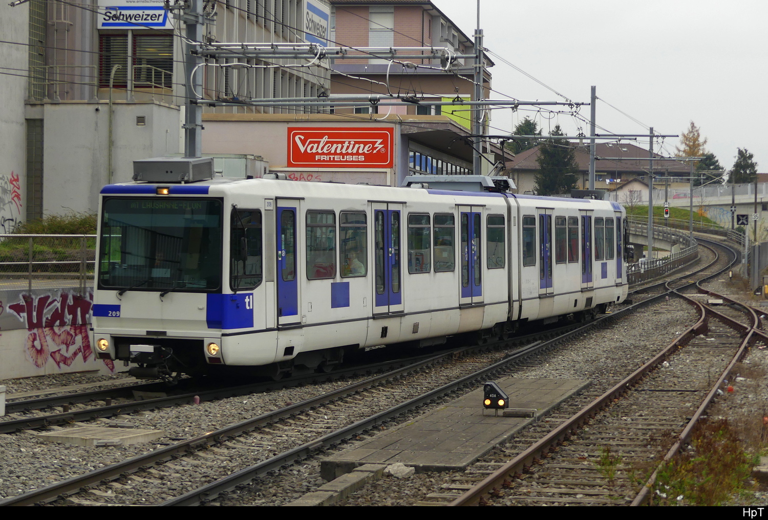 tl M1 - Triebwagen Be 4/9 558 209-3 bei der einfahrt in den Bahnhof Renens am 2024.11.30 ...