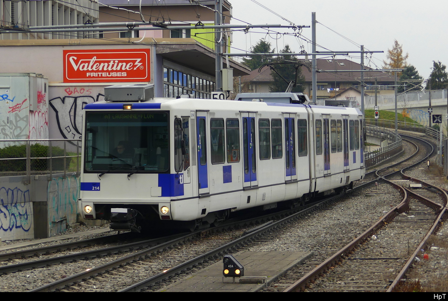 tl M1 - Triebwagen Be 4/9 558 214 bei der einfahrt in den Bahnhof Renens am 2024.11.30 ...