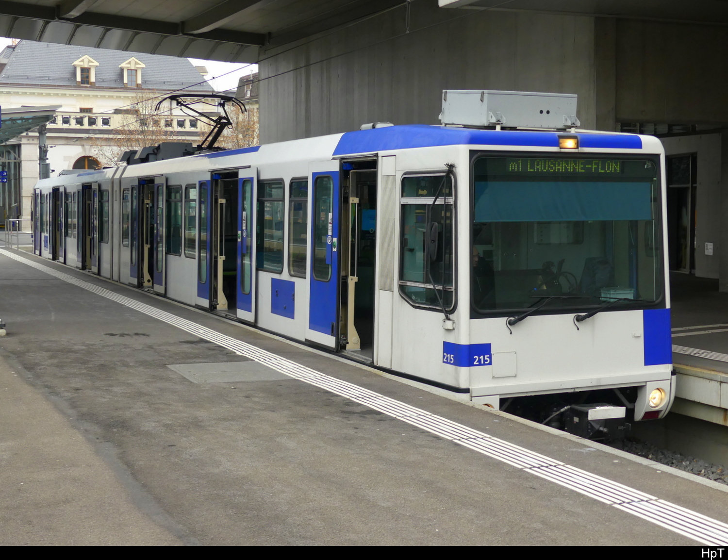 tl M1 - Triebwagen Be 4/9 558 215-0 im Bahnhof Renens am 2024.11.30 - Bahnbilder.de