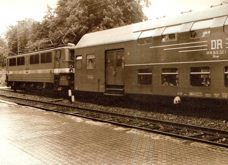 E-Lok BR 242 (E 42) der DR vor Doppelstockzug Bhf. Kurort Rathen, um ...