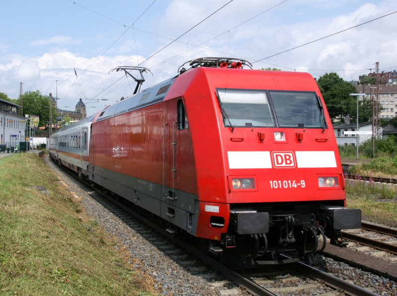 101 014-9 beschleunigt ihren IC 2327 gerade vom Wuppertaler Hbf kommend durch den S-Bahnhof ...