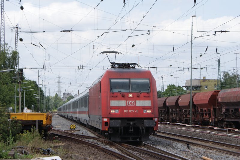 101 077-6 mit dem IC 2029 nach Passau,über Köln,Bonn,Koblenz,Frankfurt,Nürnberg bei der Einfahrt ...