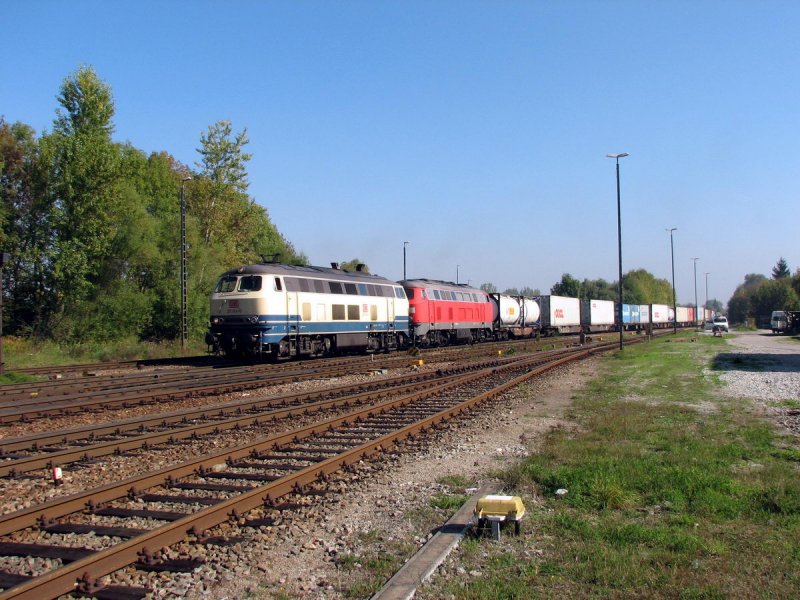 217 014 und 217 003 mit IKL 50536 in Mühldorf (11.10.2006) - Bahnbilder.de
