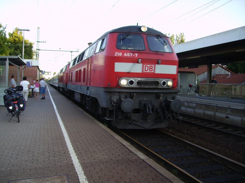 218 487-7 und 218 489-3 mit IC 1904 nach Westerland(Sylt) am 16.07.06 in Elmshorn - Bahnbilder.de