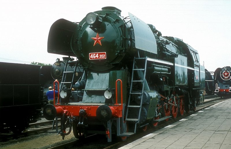 CSD - Die BR 464.202 mit einem Personenzug wartet für Abfahrt in Brno ...